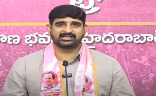 MLA Kaushik : కాలువ షట్టర్లు పగులగొడ్త
